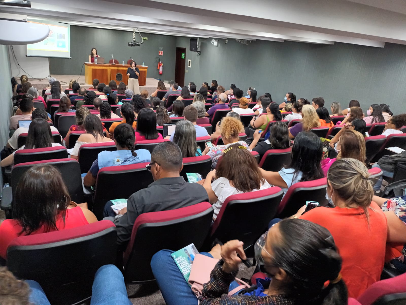 Professores Augusto Carioca e Cláudia Vasconcelos representam o PPGNS ...